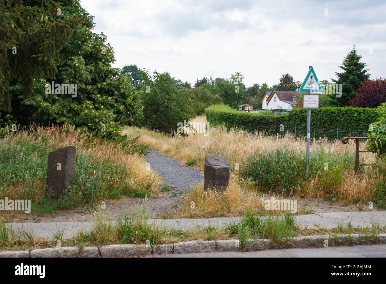 A footpath between Finkenkruger Weg and Isenburger Weg, Stakken, Berlin ...