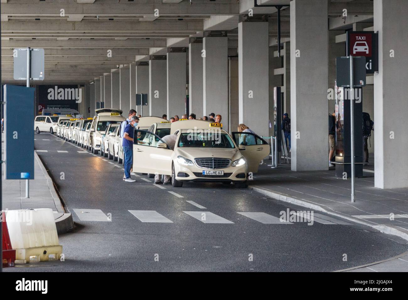 Taxi rank airport taxis hi-res stock photography and images - Alamy