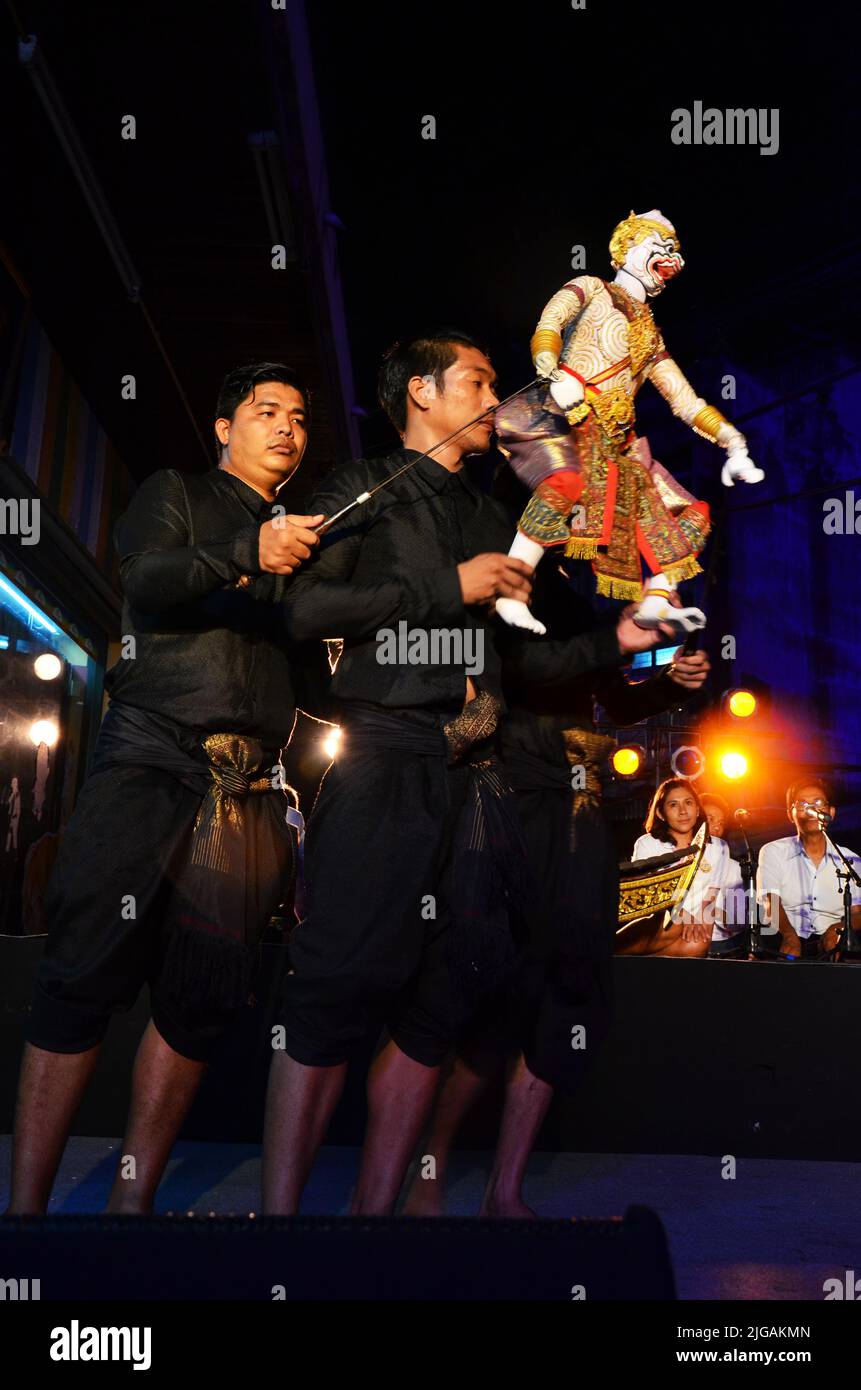 Thai classical dance puppet show hi-res stock photography and images ...