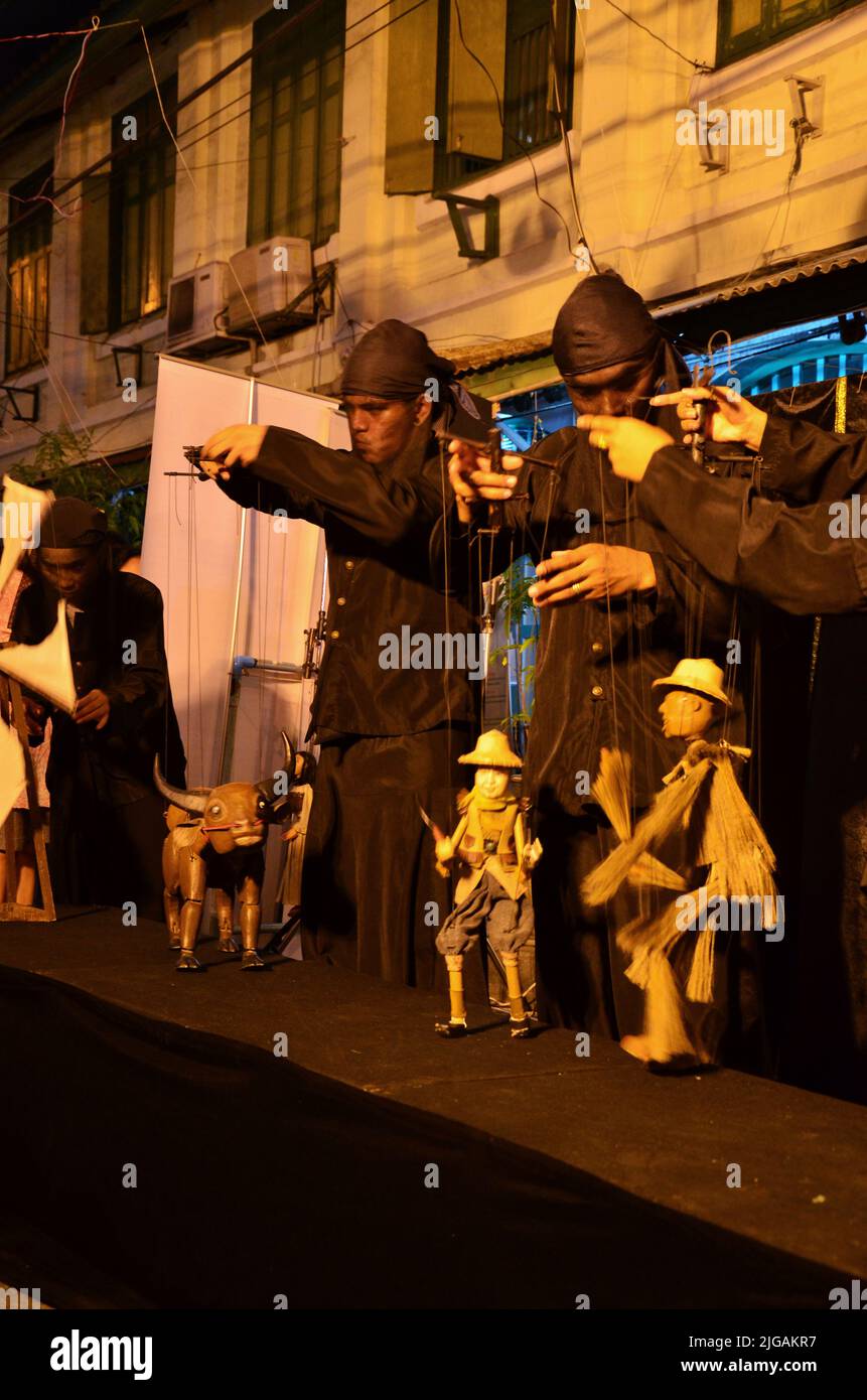 Thai professional puppeteer or Puppet master manipulate playing acting ...