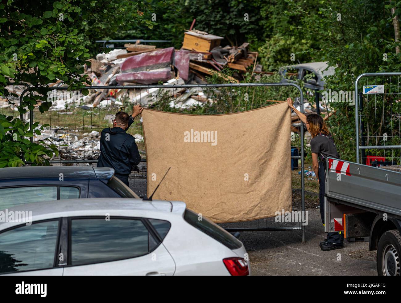 Hemer, Germany. 09th July, 2022. Helpers hold a blanket as a screen ...