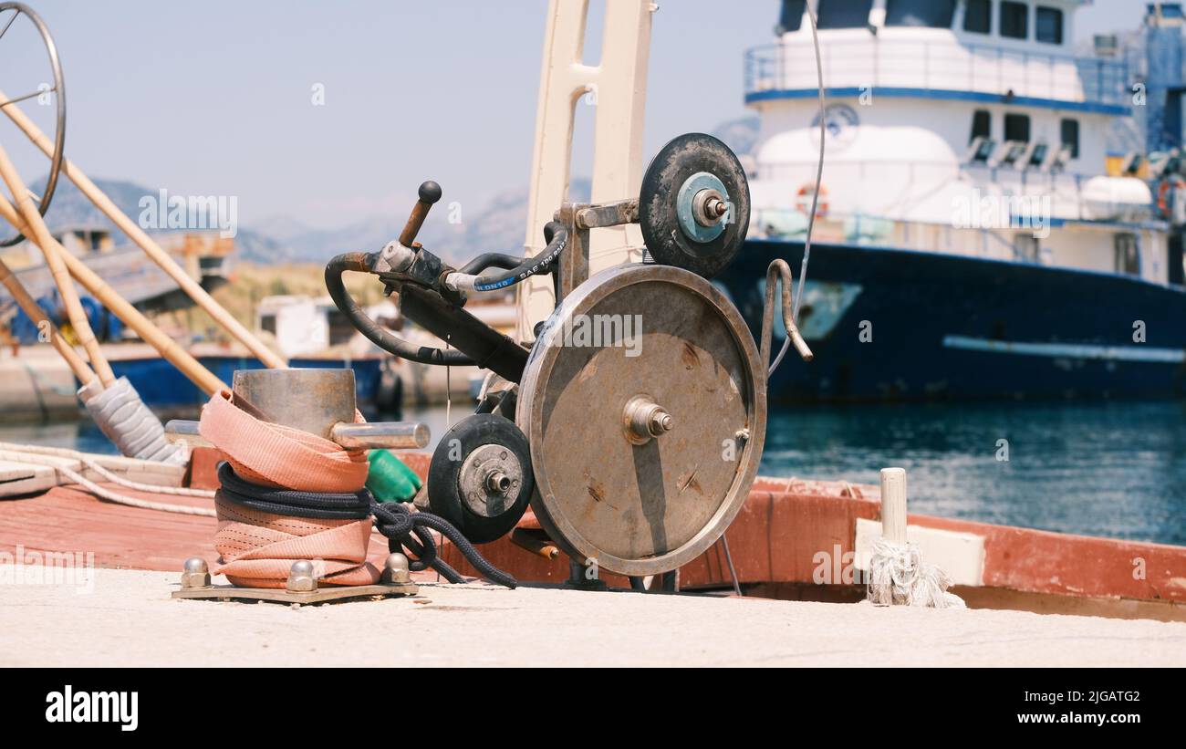Hydralic helm on the small sailing yacht Stock Photo - Alamy