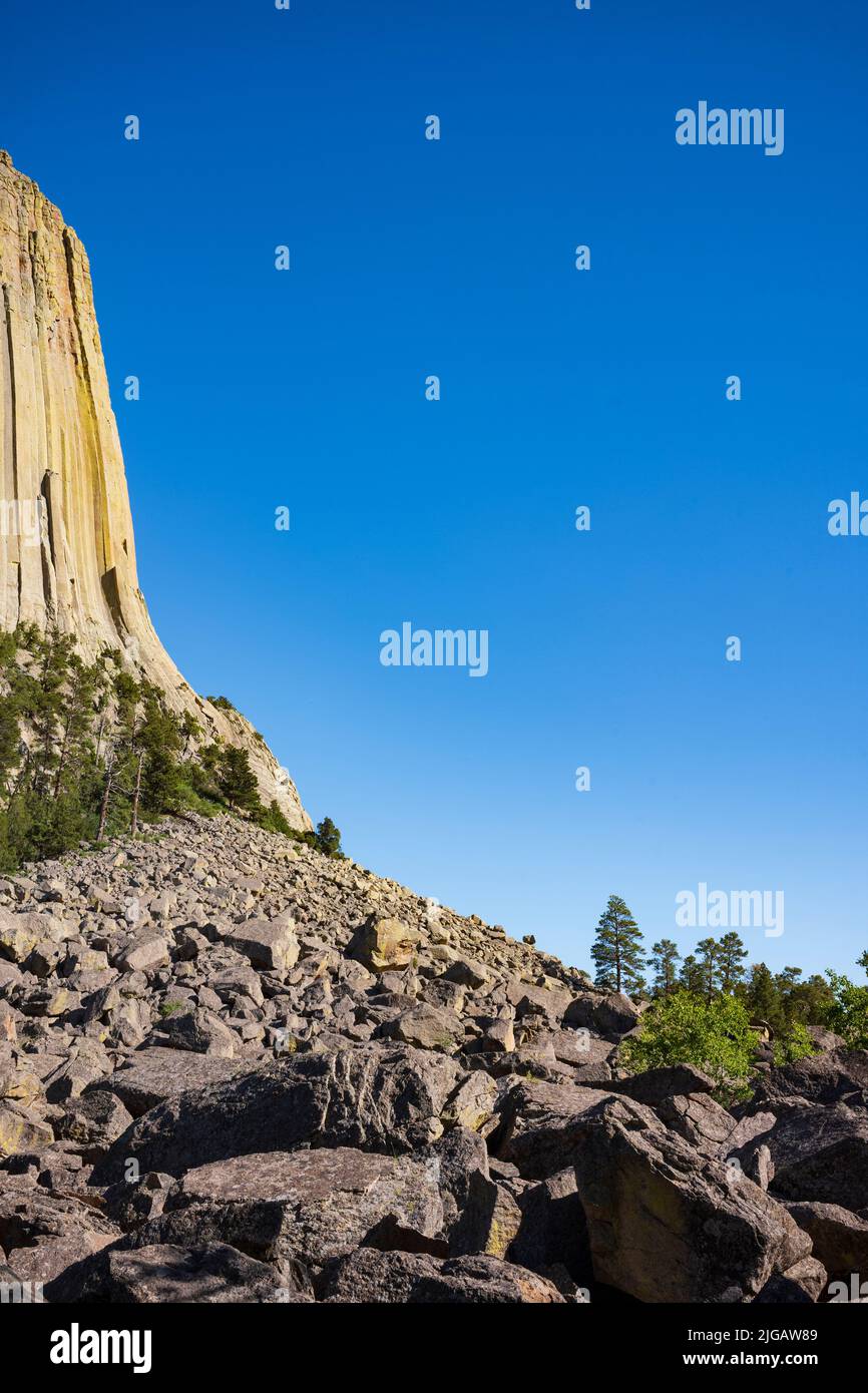 The Devils Tower, a geologic feature that protrudes out of the prairie ...