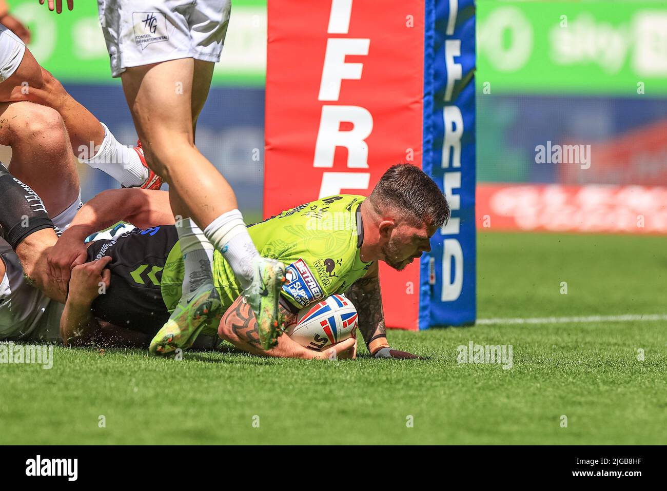 Liam Hood #9 of Wakefield Trinity goes over for a try Stock Photo - Alamy