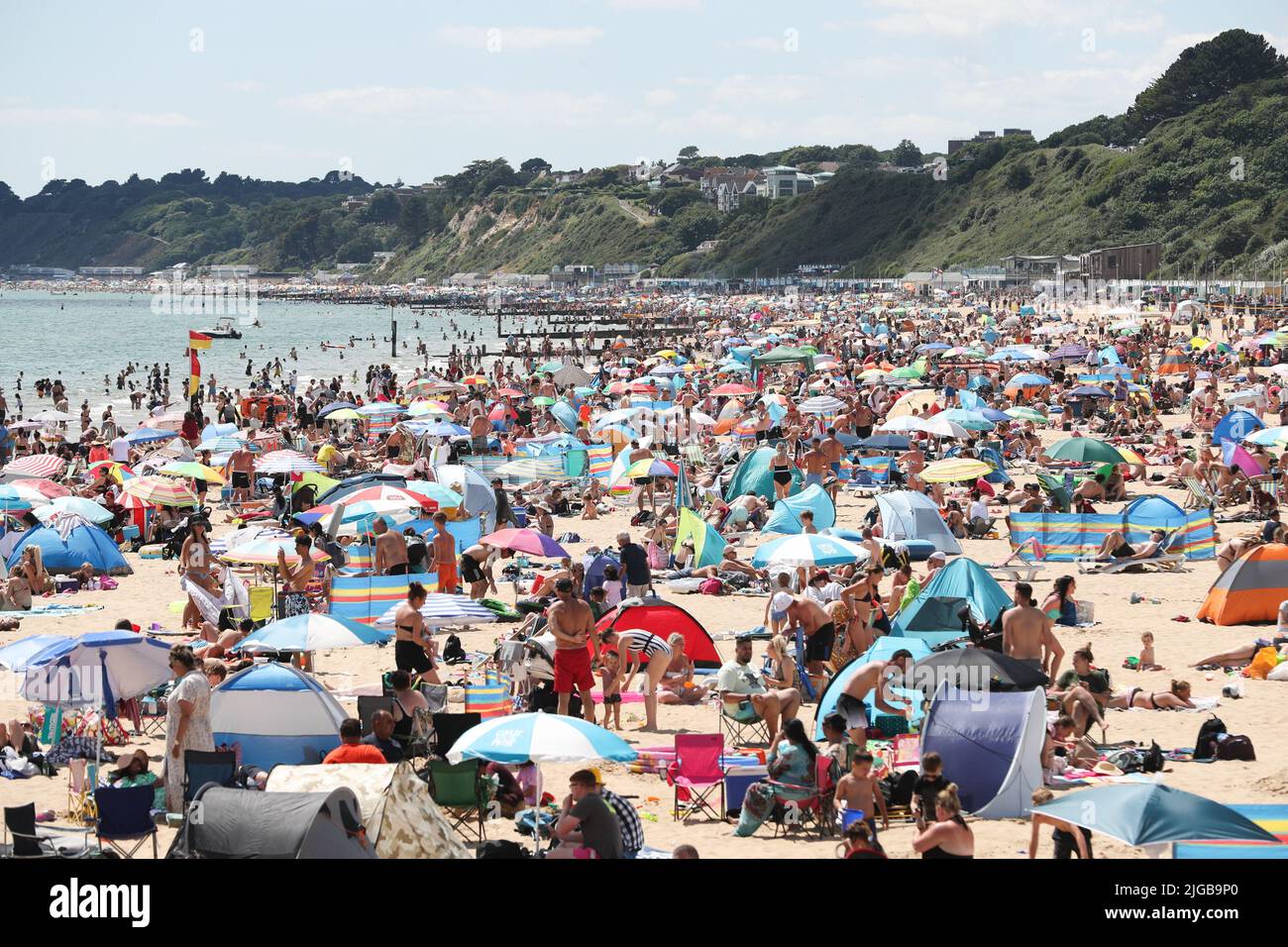 Bournemouth, UK. 9th April 2022. Thousands of people enjoying the sun ...