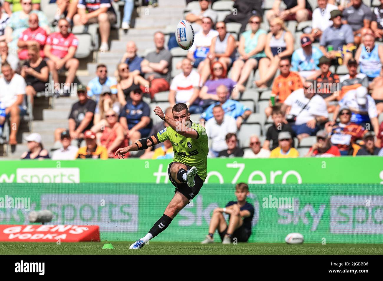 Max Jowitt #1 of Wakefield Trinity converts for a goal Stock Photo - Alamy