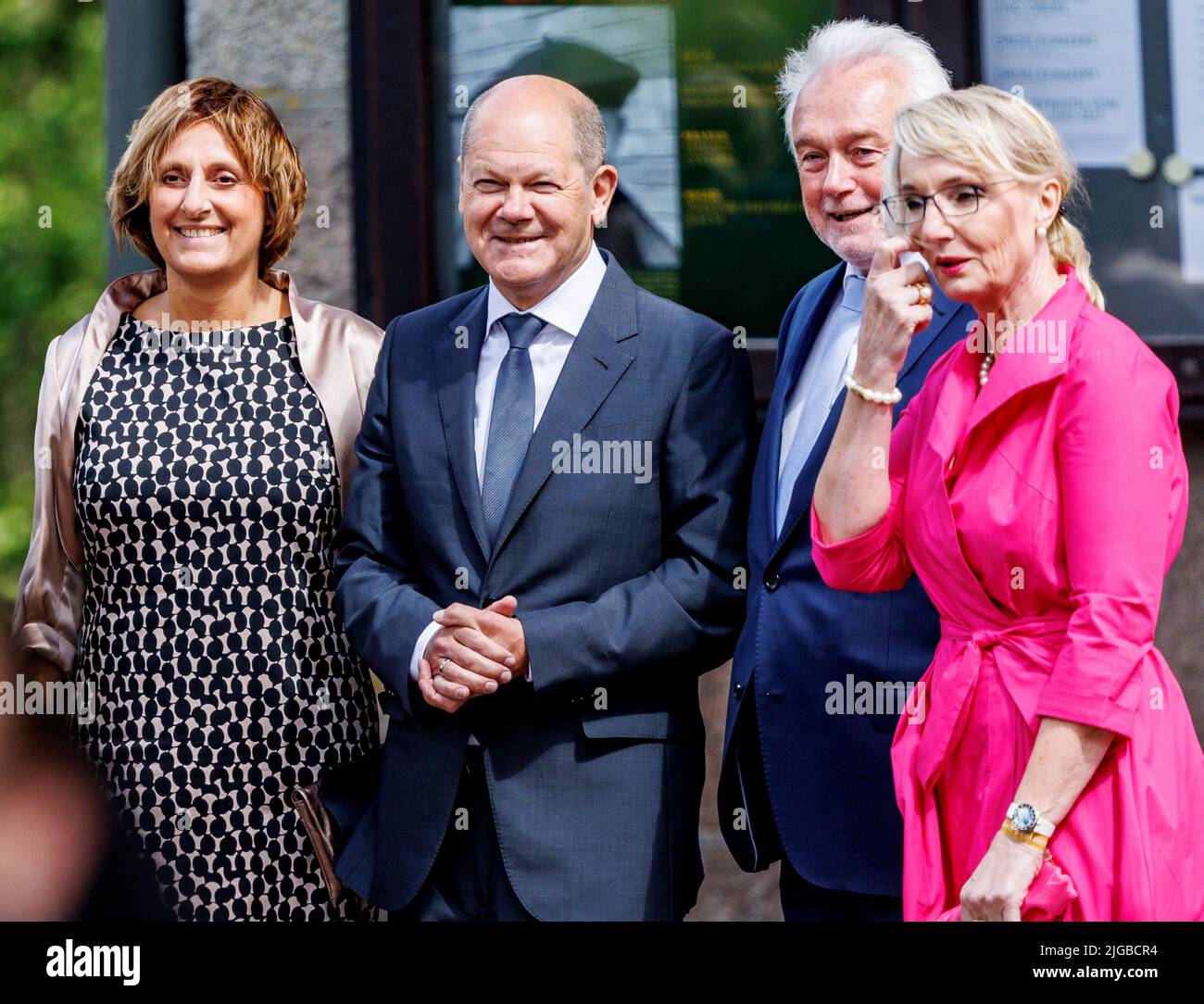 09 July 2022, Schleswig-Holstein, Keitum/Sylt: Chancellor Olaf Scholz (SPD, 2nd from left) and ...