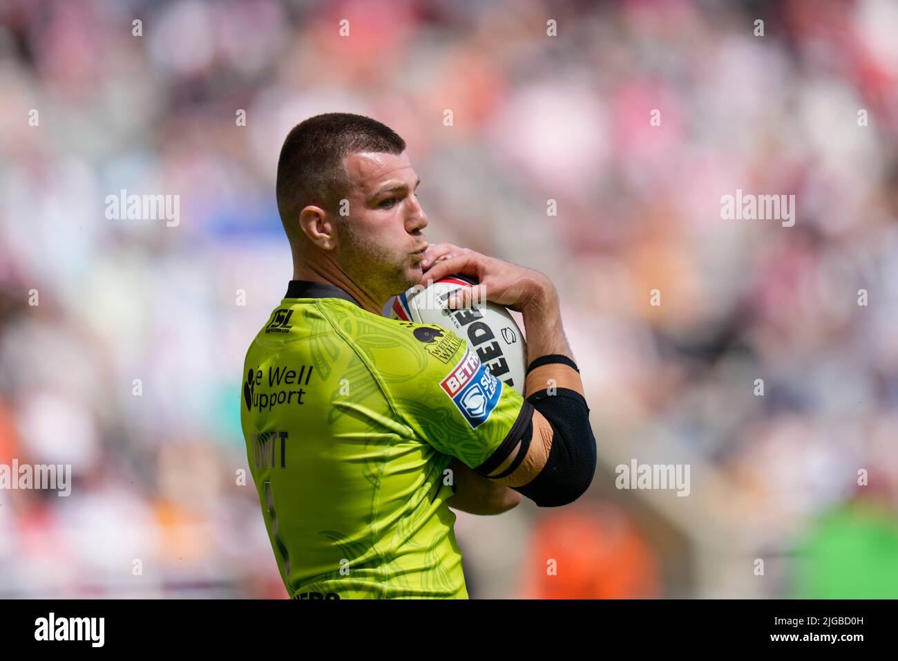 Max Jowitt #1 of Wakefield Trinity catches a high ball Stock Photo - Alamy