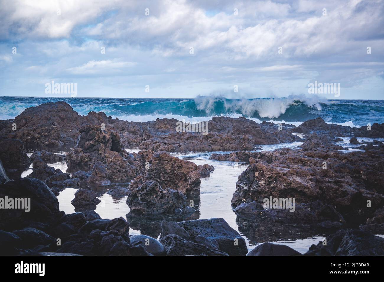Waves hitting cliff on beach hi-res stock photography and images - Alamy