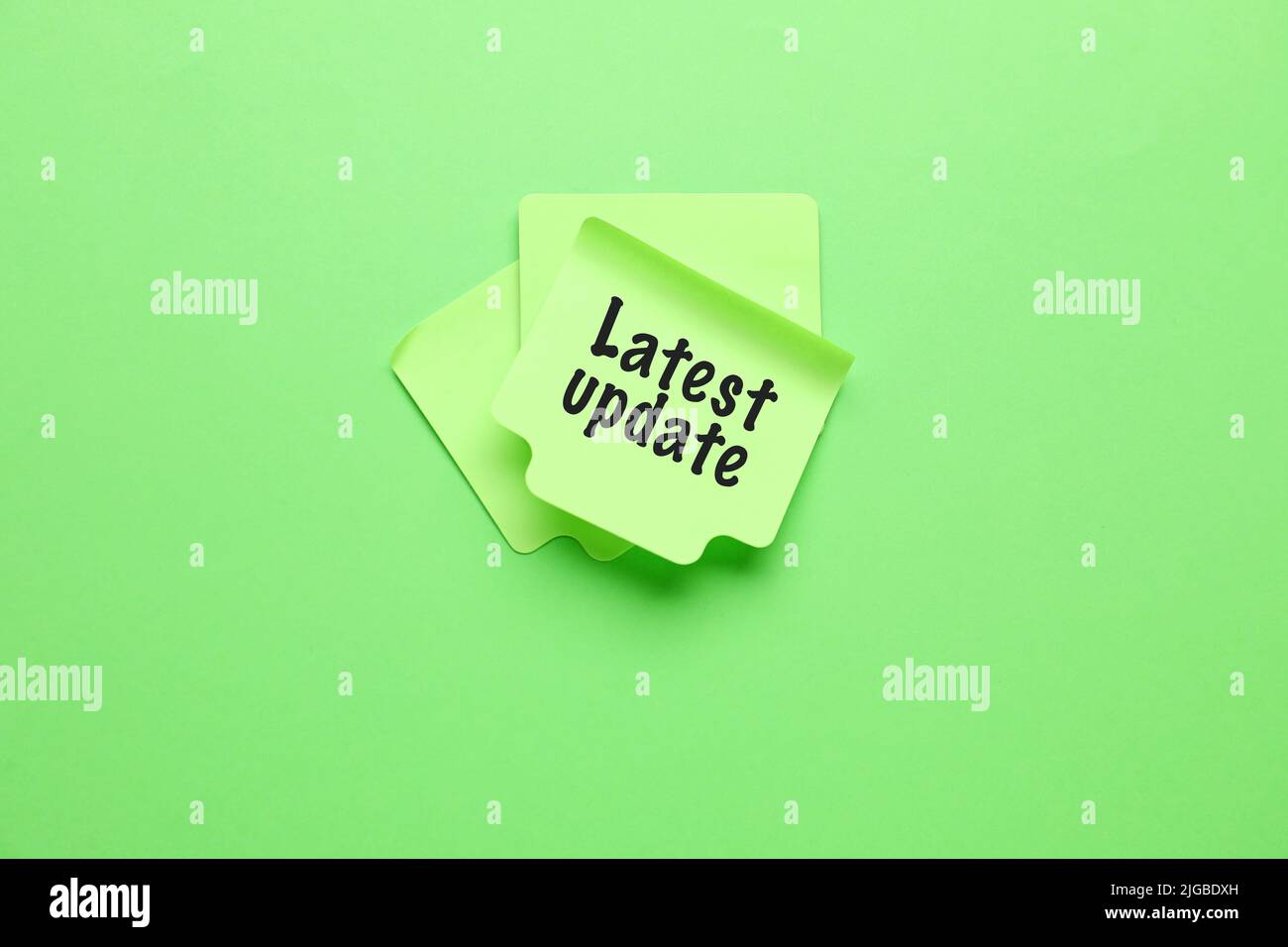 Sticky notes on green background. Latest update Stock Photo - Alamy
