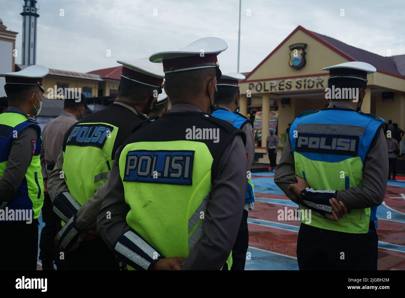 Indonesian police wear full uniform Stock Photo - Alamy