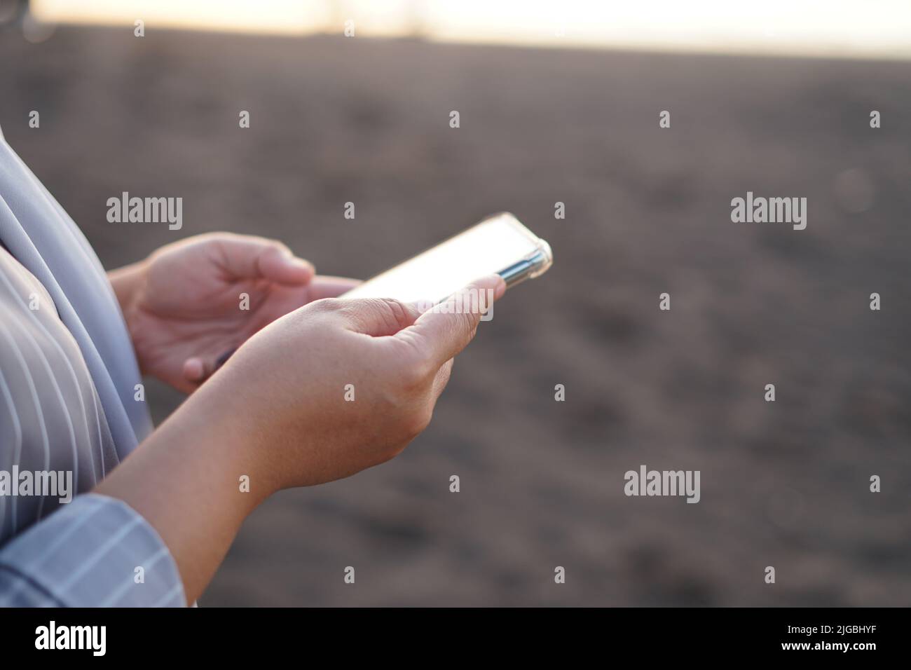 A woman's hand holding a cell phone Stock Photo - Alamy