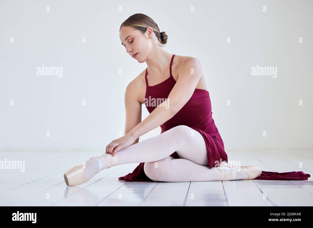 Woman dancing studio hi-res stock photography and images - Alamy