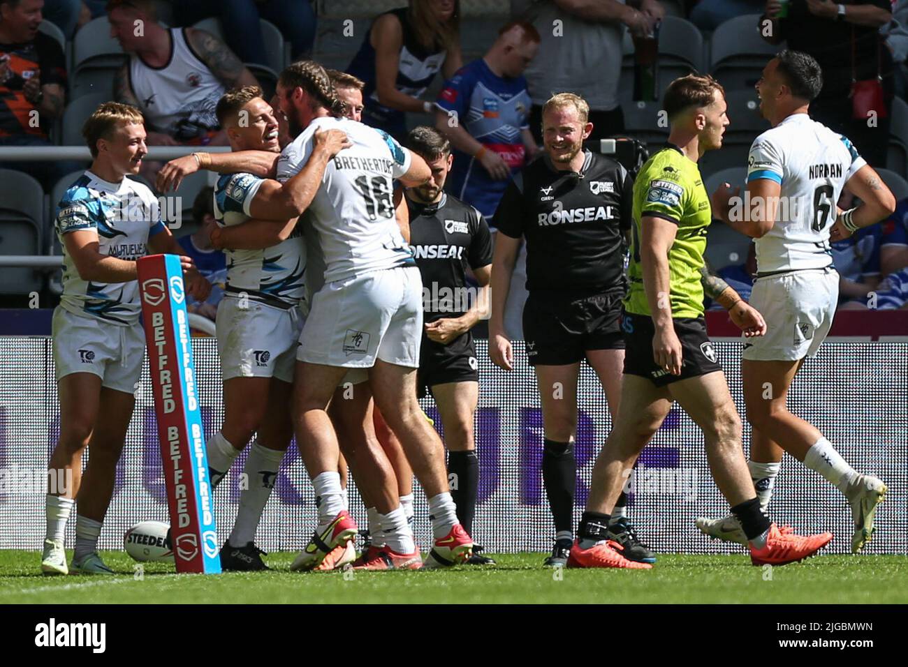 Matty Russell #25 of Toulouse Olympique celebrates his second try of ...