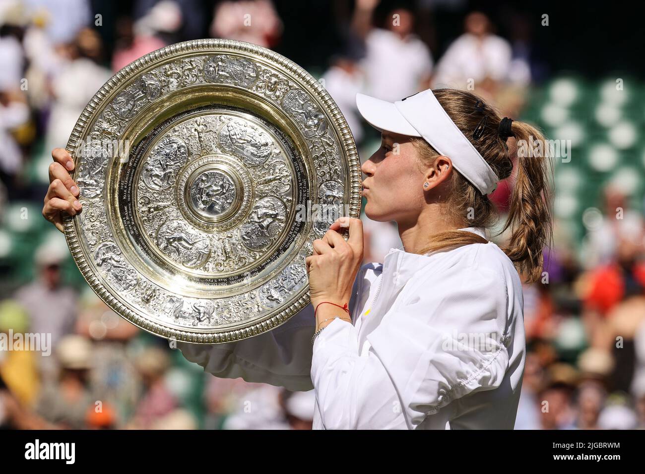 Elena rybakina 2022 wimbledon trophy hi-res stock photography and ...