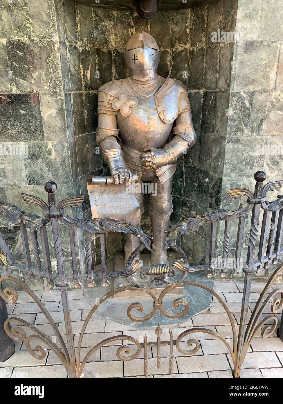 Knight in full armor statue Stock Photo - Alamy