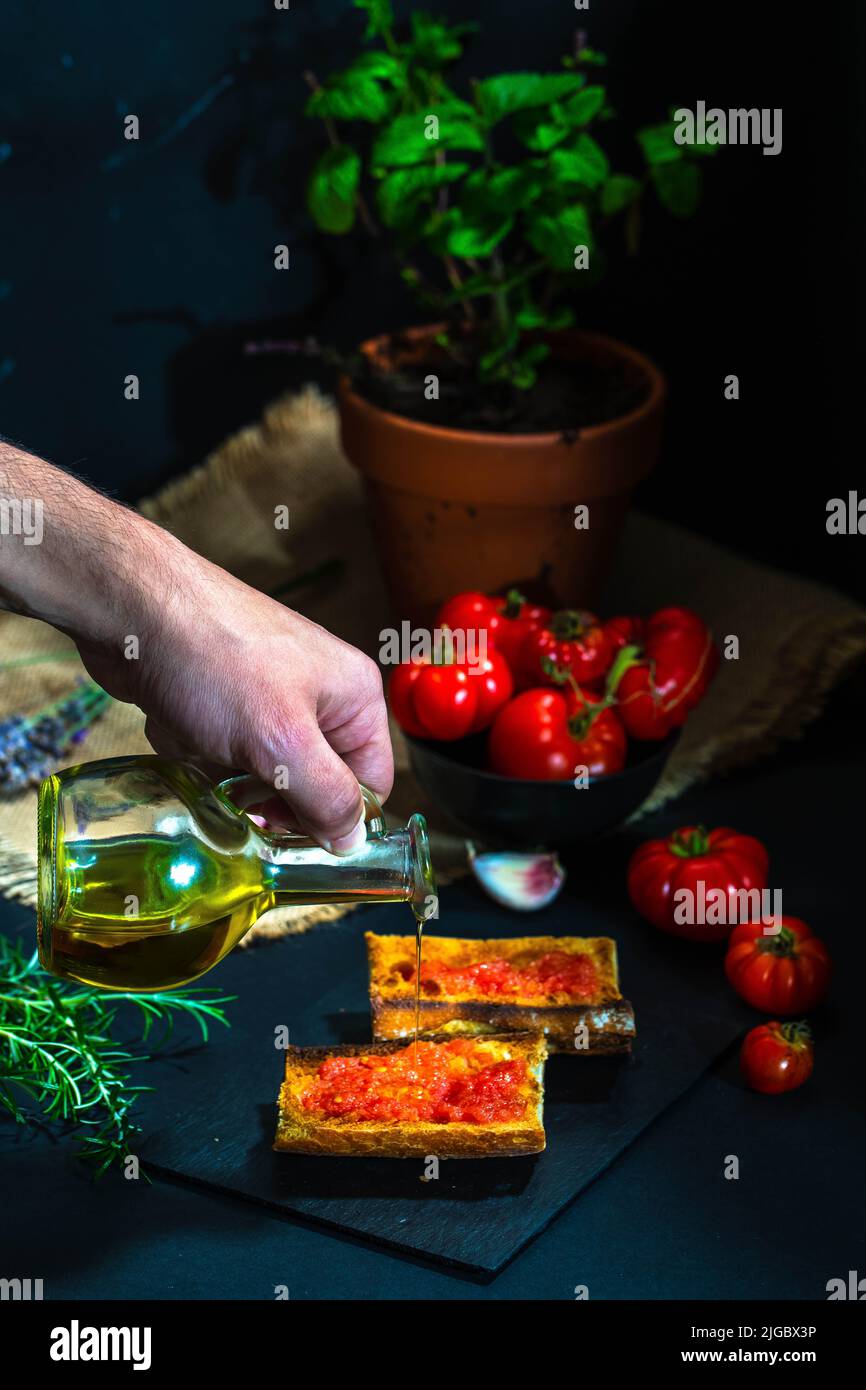 Pouring oil pan hi-res stock photography and images - Alamy
