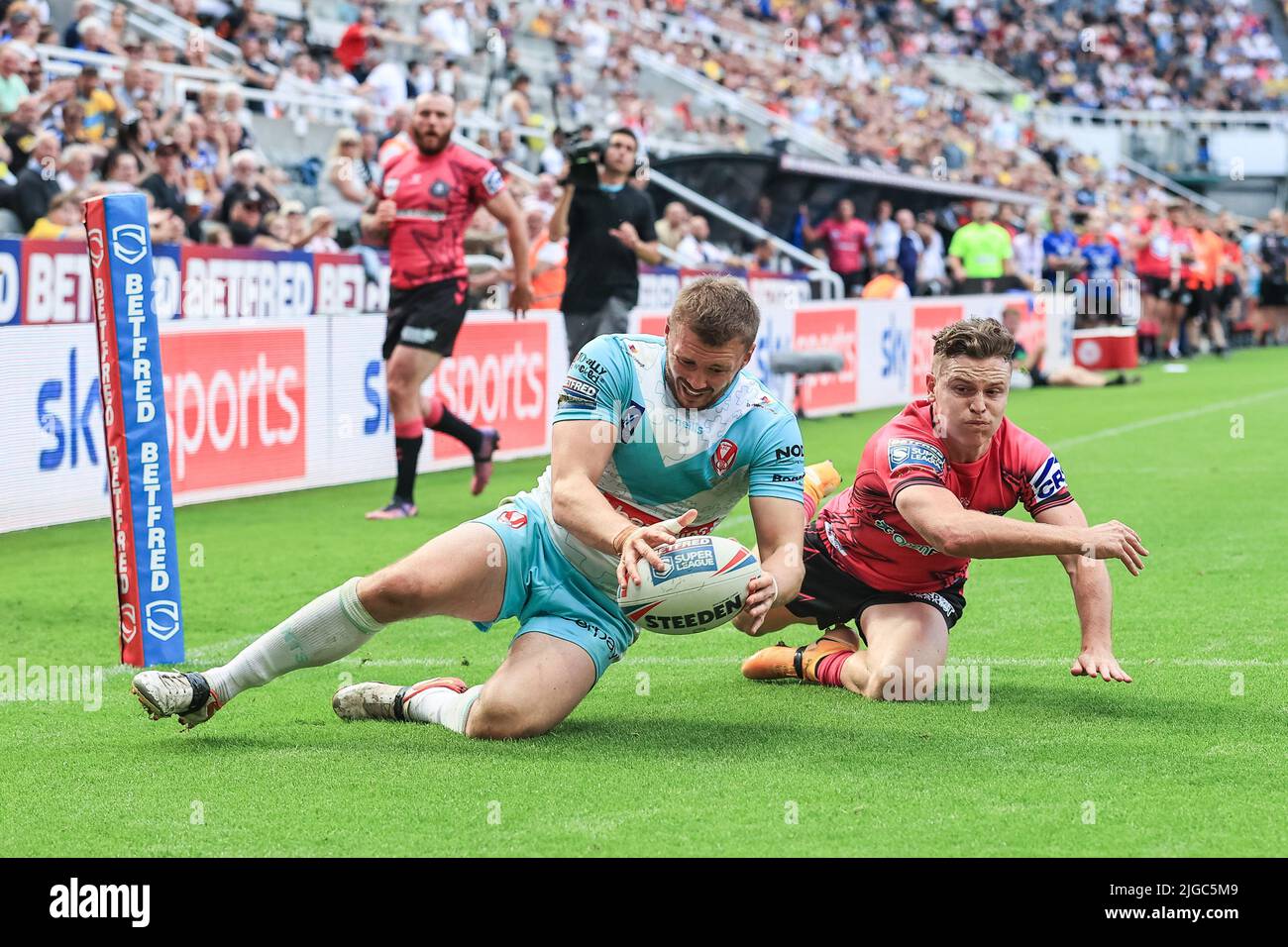 Joe Batchelor #12 of St Helens goes over for a try Stock Photo - Alamy