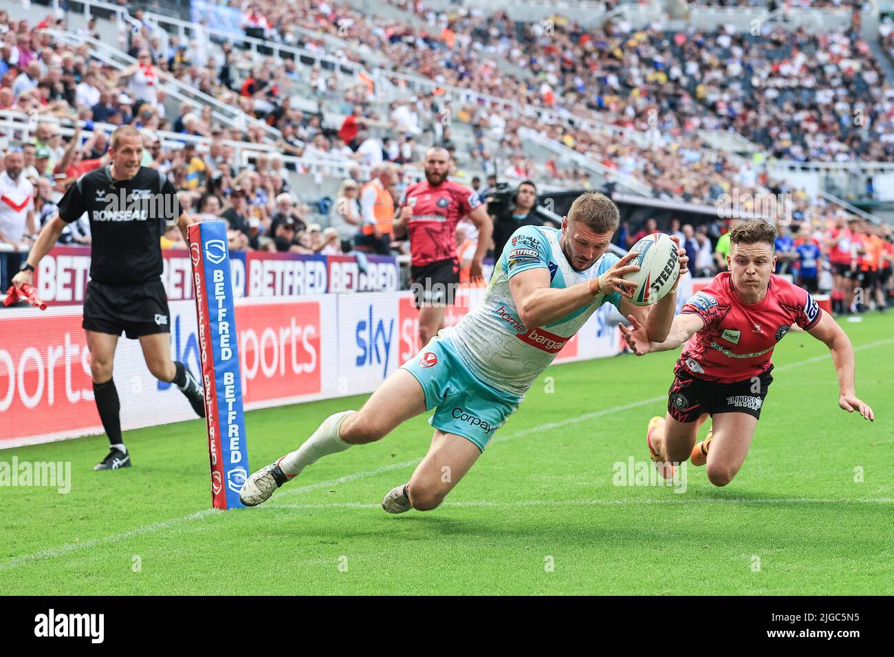 Joe Batchelor #12 of St Helens goes over for a try Stock Photo - Alamy