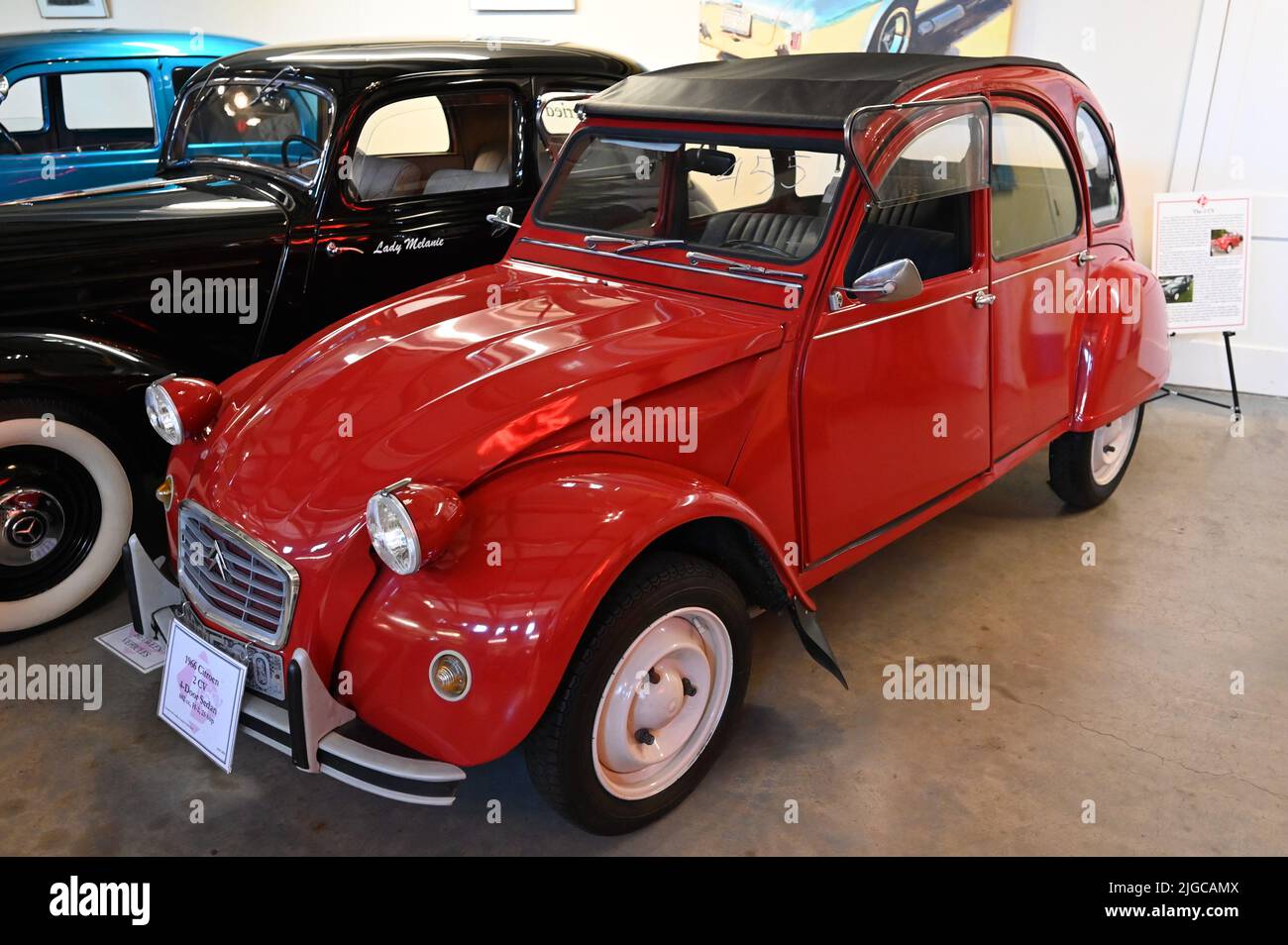 Citroen 2cv saloon hi-res stock photography and images - Alamy