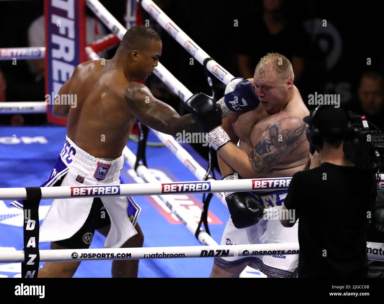 Fabio Wardley (left) and Chris Healey in the Heavyweight contest at the ...