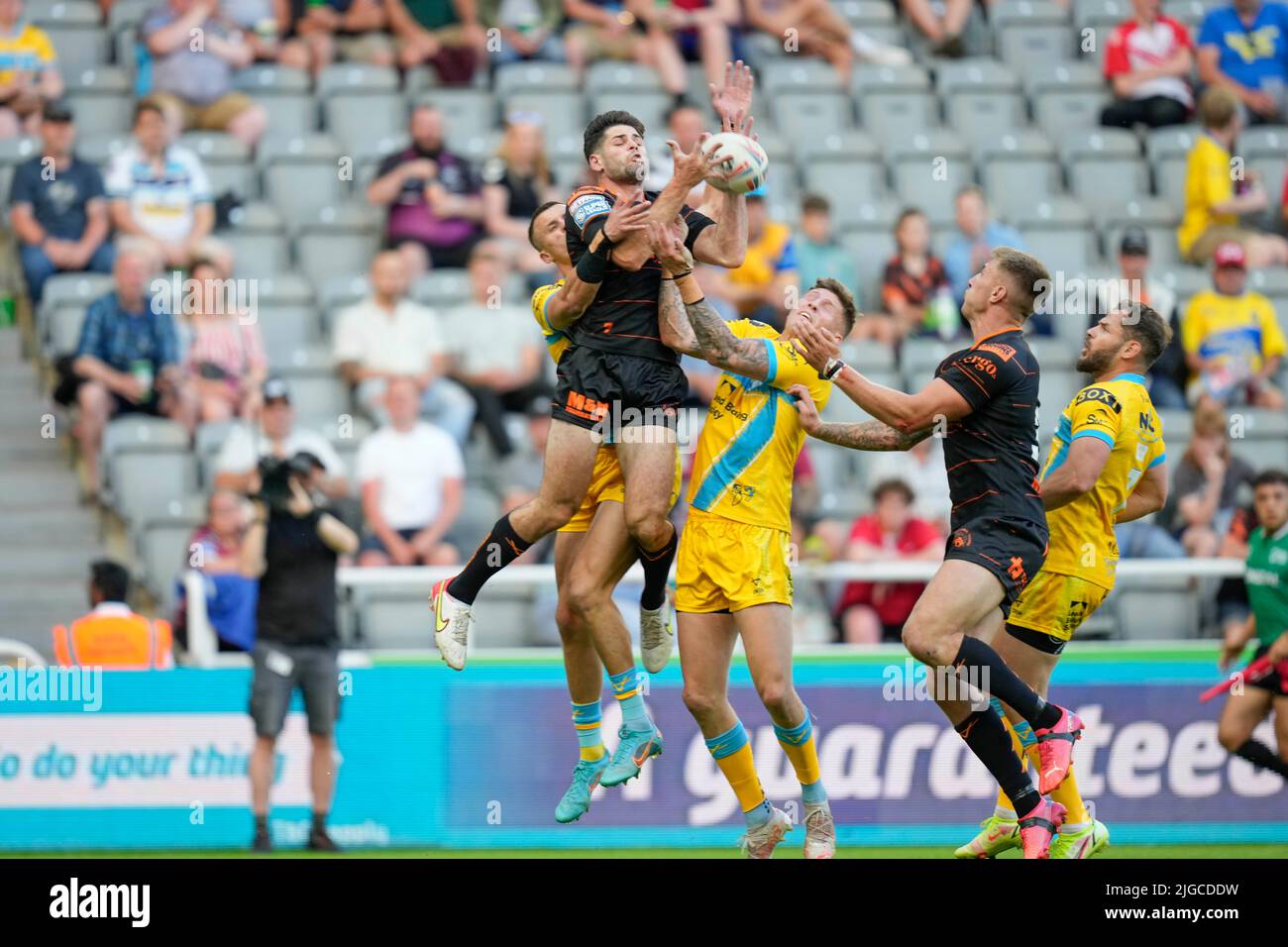 Jake Mamo #4 of Castleford Tigers catches a high ball Stock Photo - Alamy