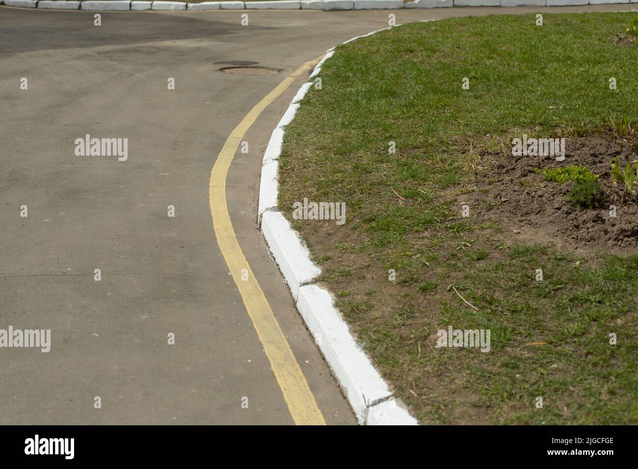 Black and white painted curb hi-res stock photography and images - Alamy