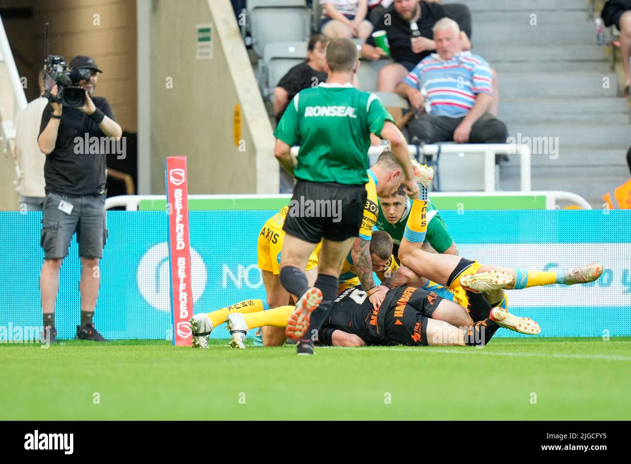 Jake Mamo #4 of Castleford Tigers scores a try in the corner Stock ...