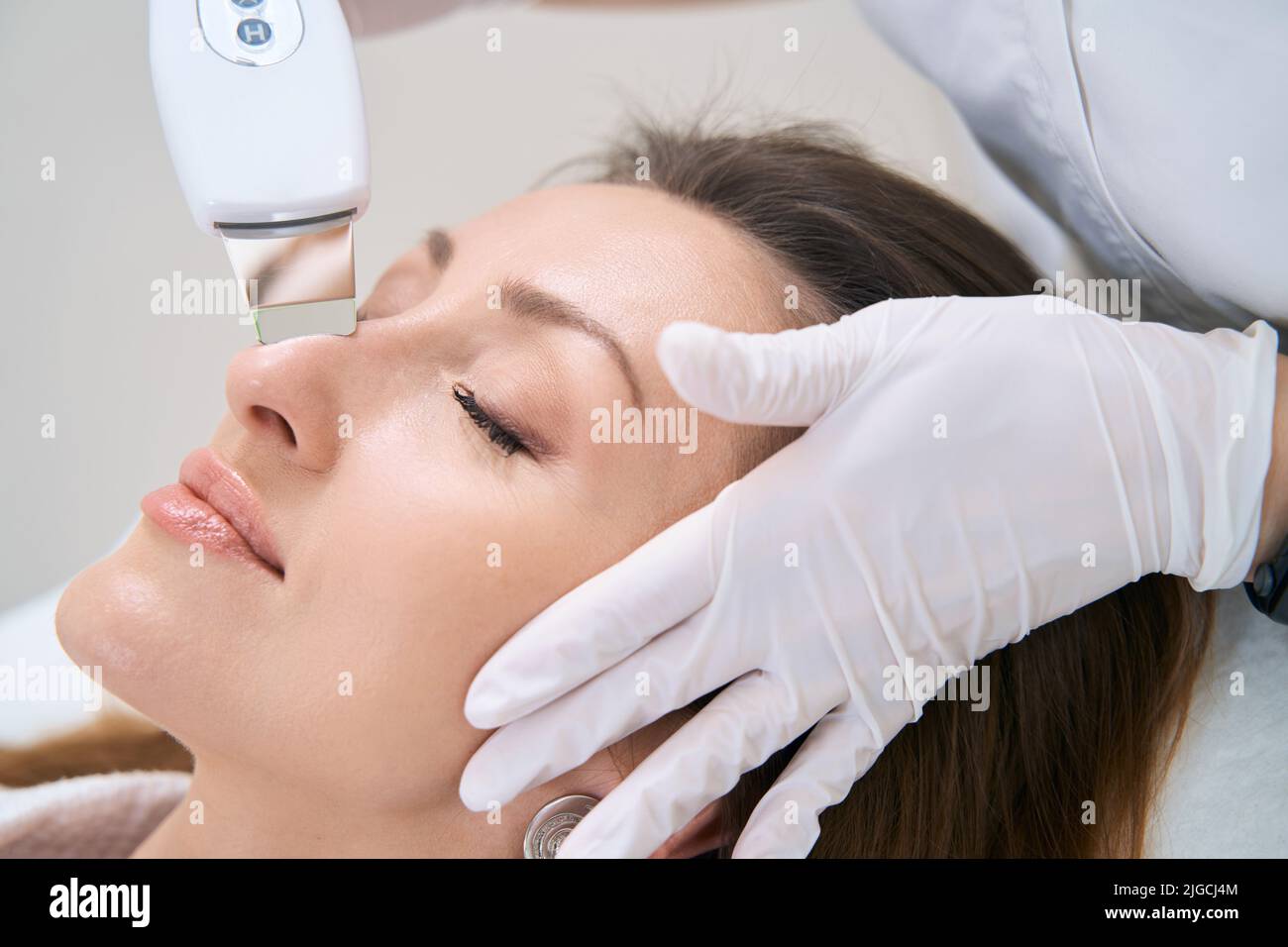 Facial cleansing with an ultrasonic device for lady Stock Photo - Alamy