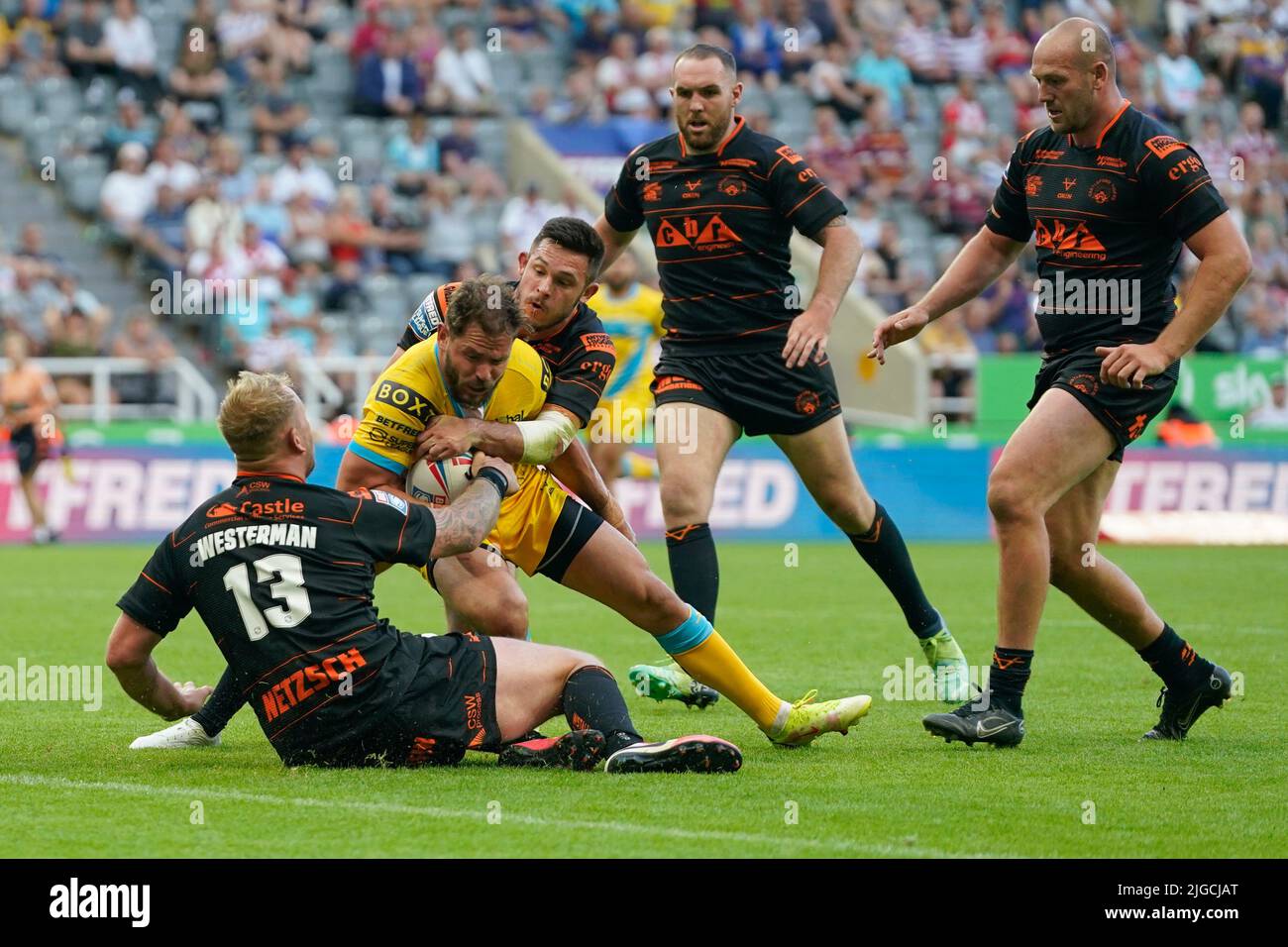 Aidan Sezer #7 of Leeds Rhinos stretches for the line Stock Photo - Alamy