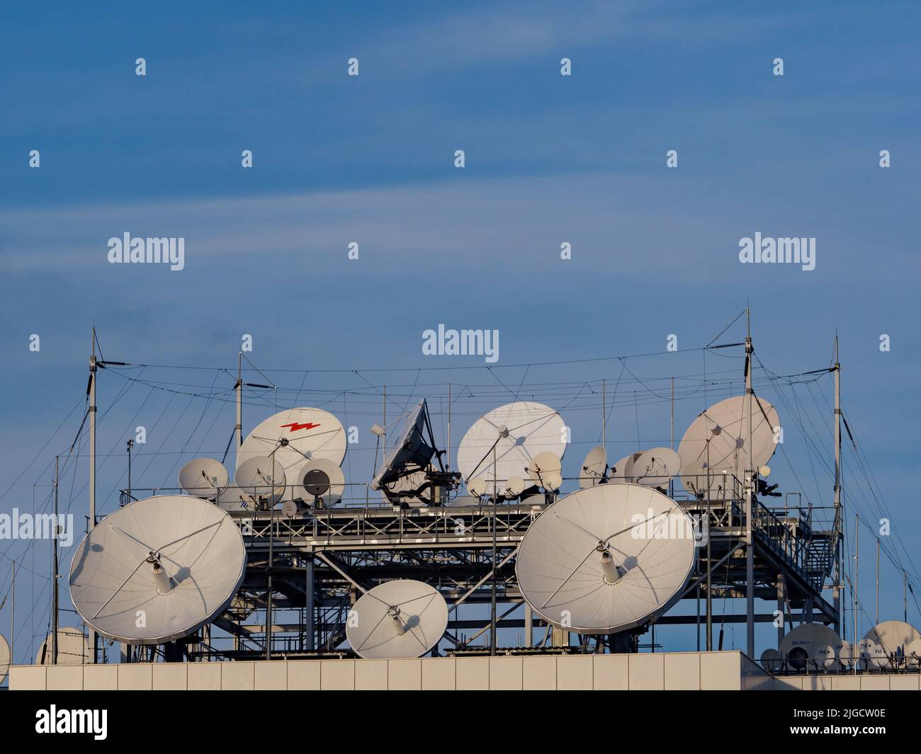 Many white satellite dishes hi-res stock photography and images - Alamy