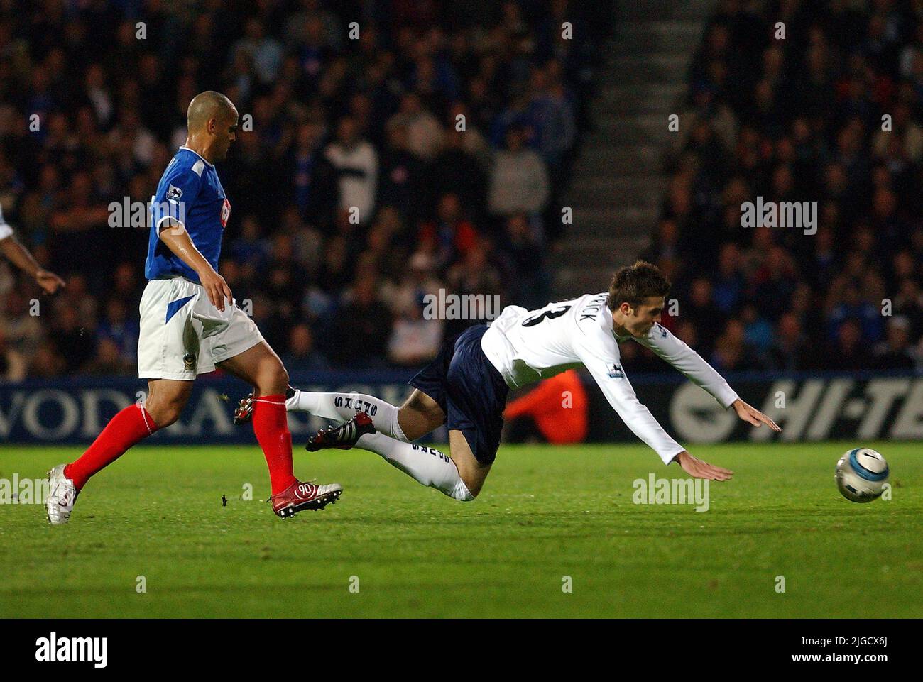 PORTSMOUTH V SPURS 18-10-04 MICHAEL CARRICK GOES DOWN UNDER A CHALLENGE ...