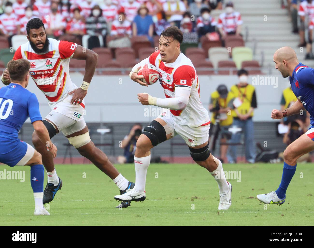 Tokyo, Japan. 9th July, 2022. Japan's flanker Ben Gunter carries the ...