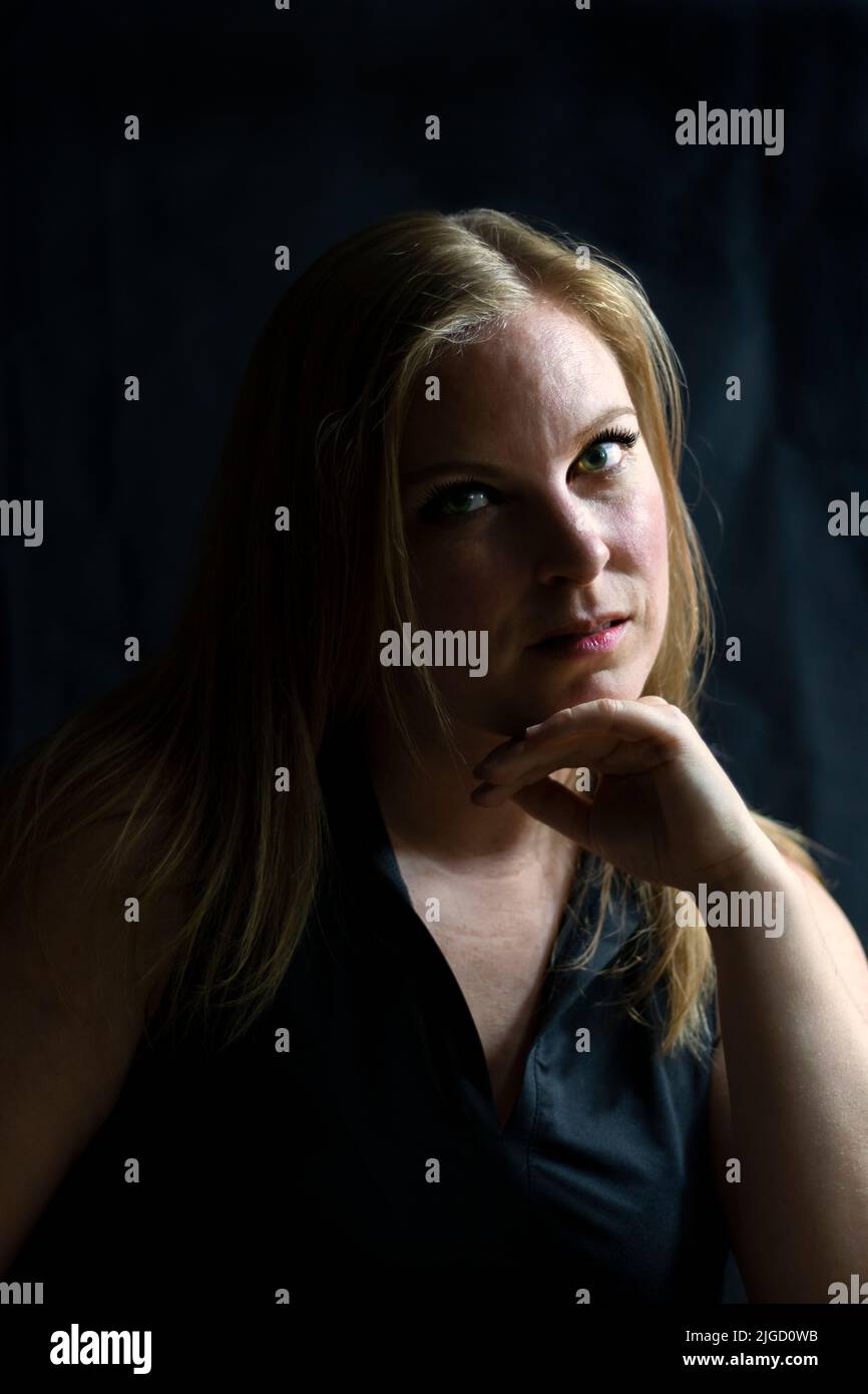 woman with black background and extreme lighting Stock Photo - Alamy