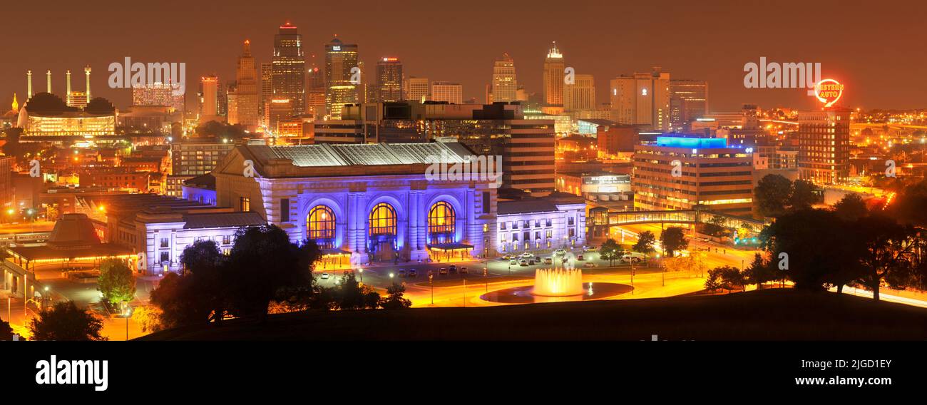 Henry wollman fountain at night hi-res stock photography and images - Alamy