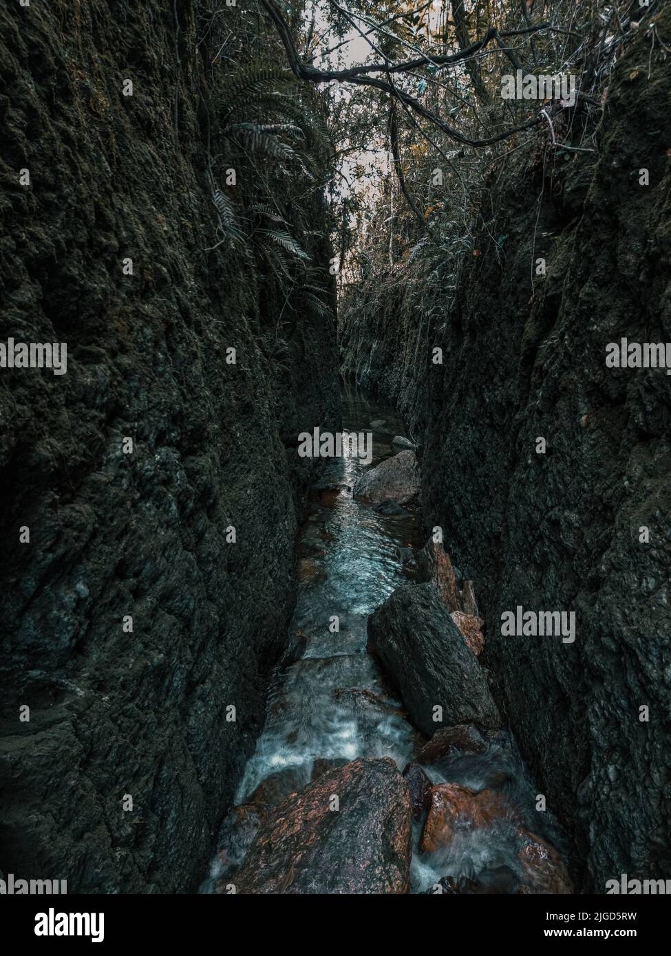 River between stone walls hi-res stock photography and images - Alamy