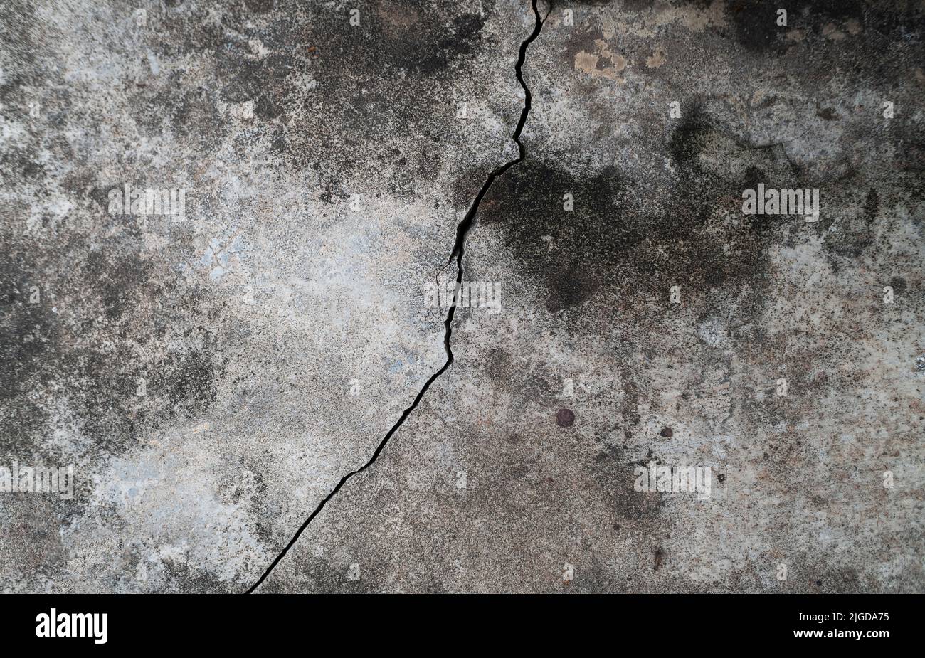Cracked cement damage wall texture background Stock Photo - Alamy