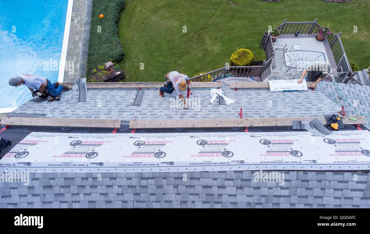 Construction workers usa roof hi-res stock photography and images - Alamy