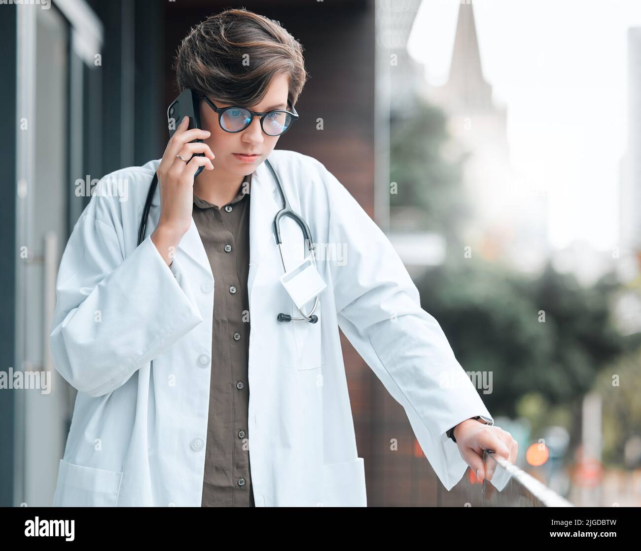Serious female doctor ready hi-res stock photography and images - Alamy