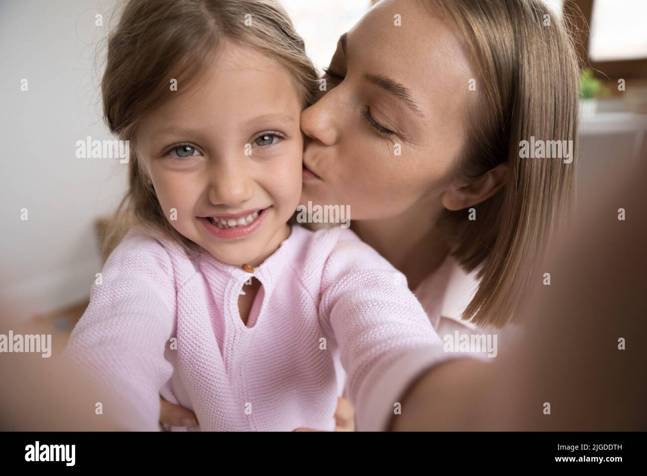 Mom child kissing hi-res stock photography and images - Alamy