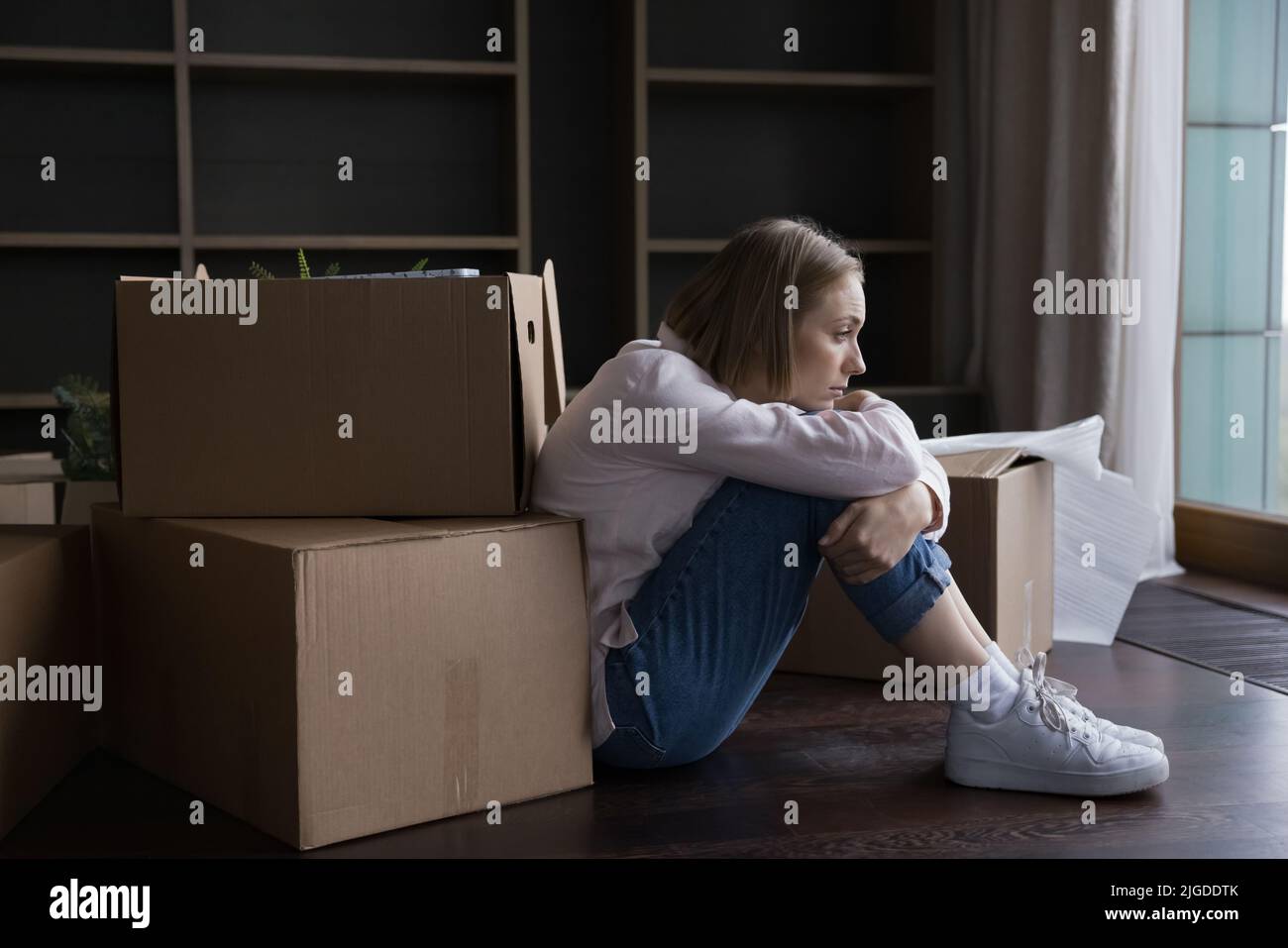Girl sad moving house hi-res stock photography and images - Alamy