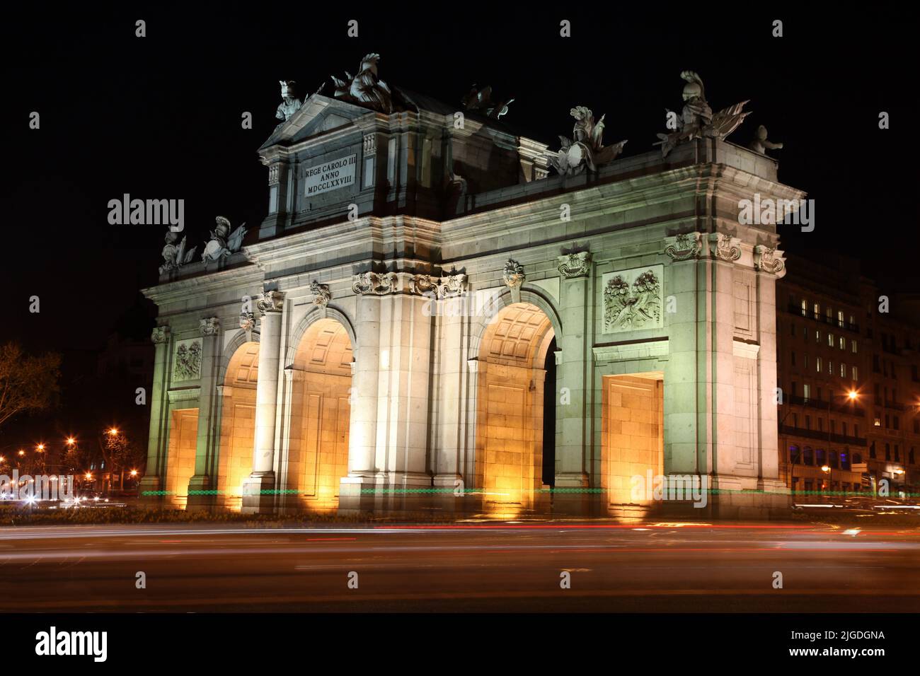 Night view of the Puerta de Alcalá (Alcala Gate) in the Plaza de la ...
