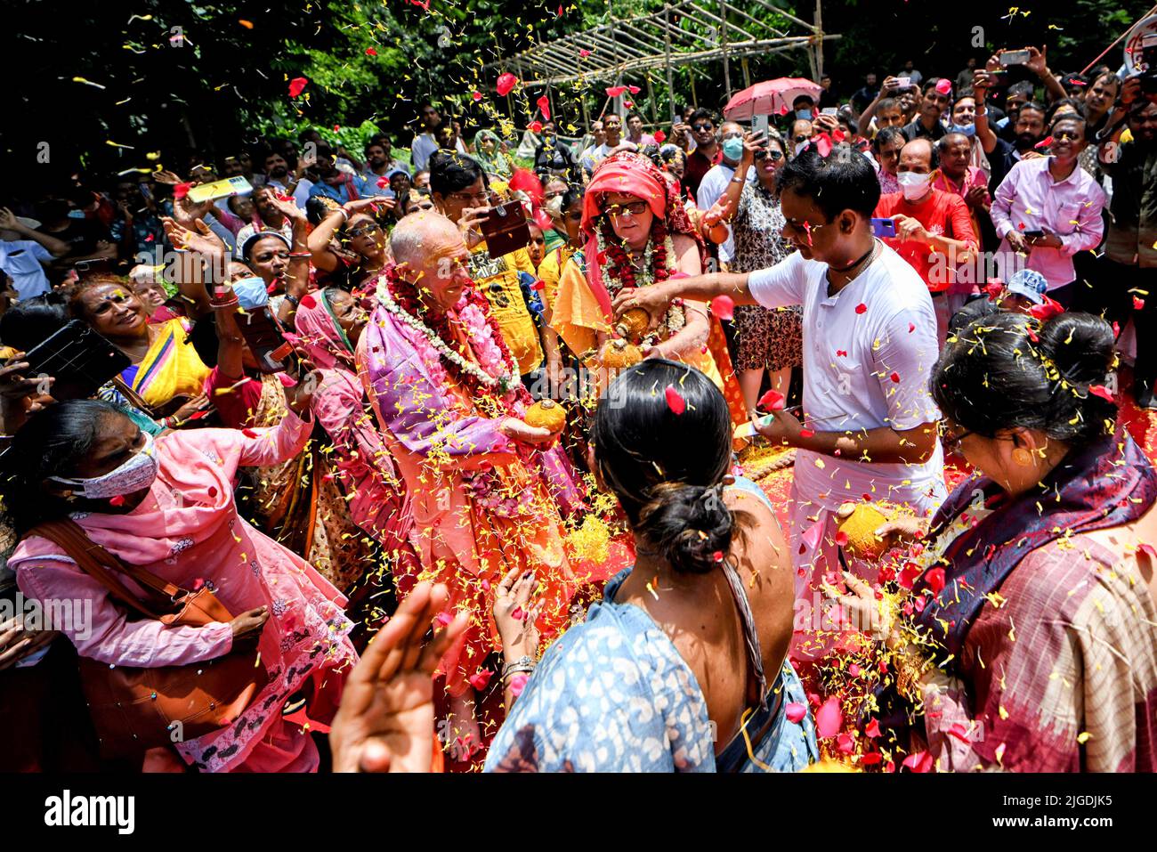 Kolkata, India. 09th July, 2022. Hindu devotees offer prayers to Lord ...