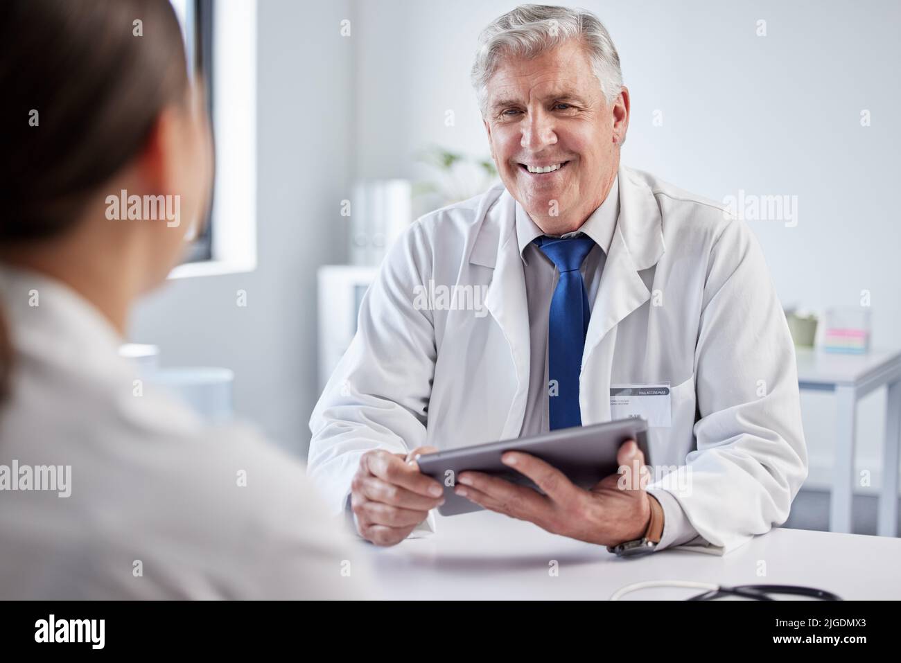 Doctor patient consultation desk candid hi-res stock photography and ...