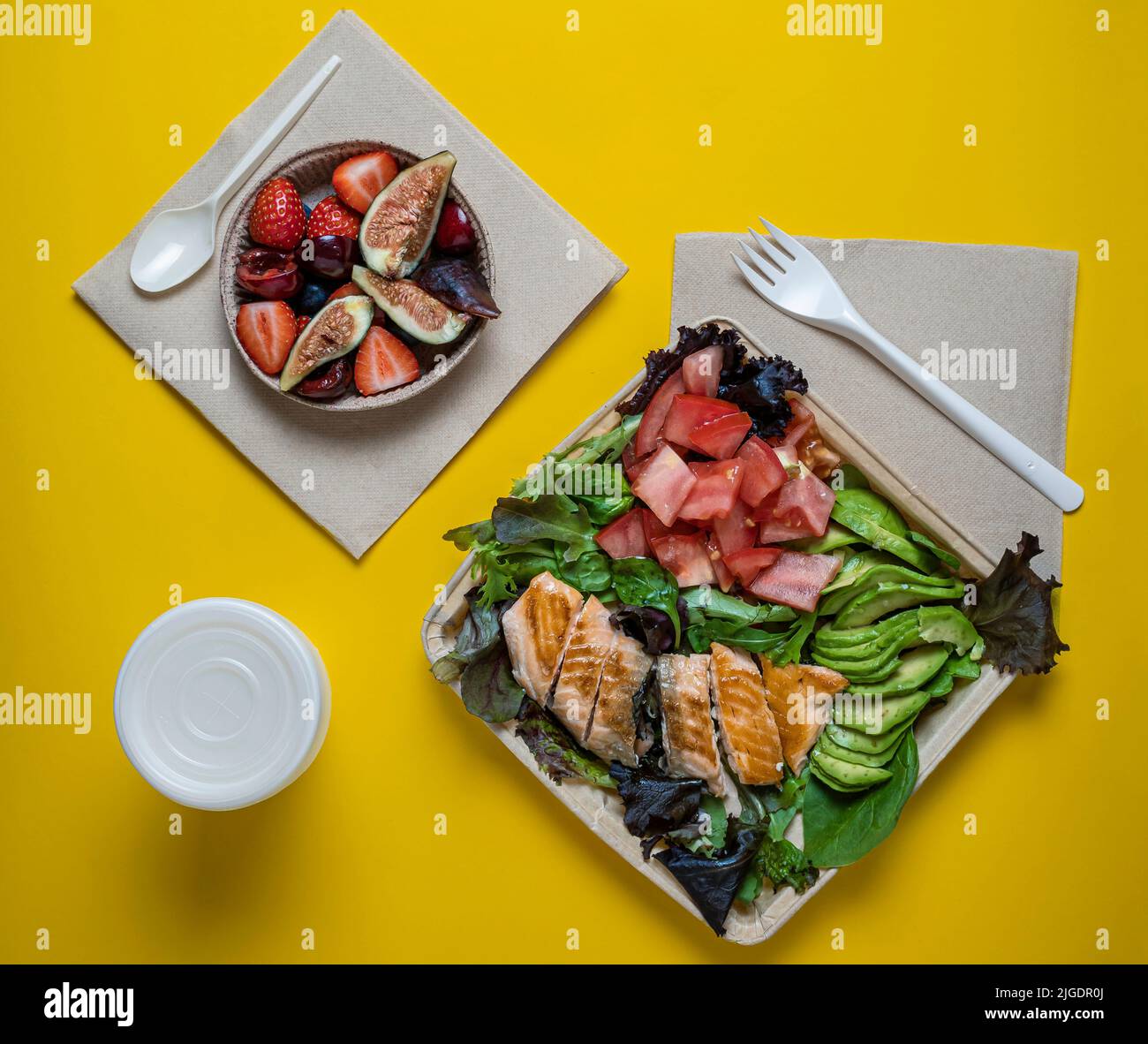 Disposable and eco-friendly food packaging. Healthy food in brown kraft ...