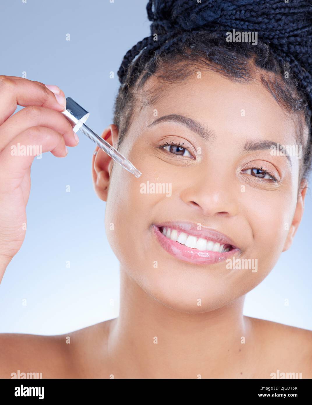 Woman serum face applying hi-res stock photography and images - Alamy