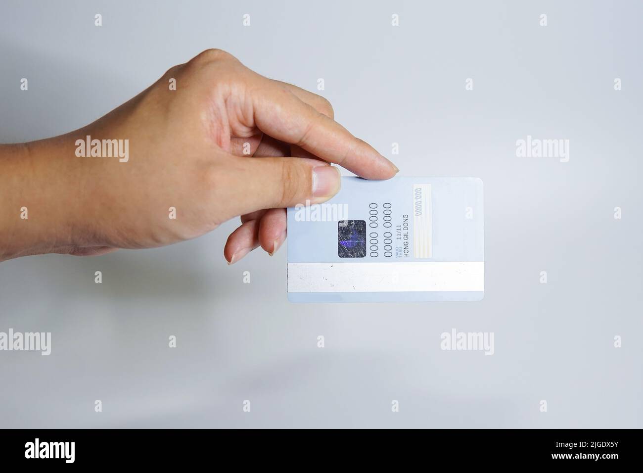 Hand holding a credit card hi-res stock photography and images - Alamy