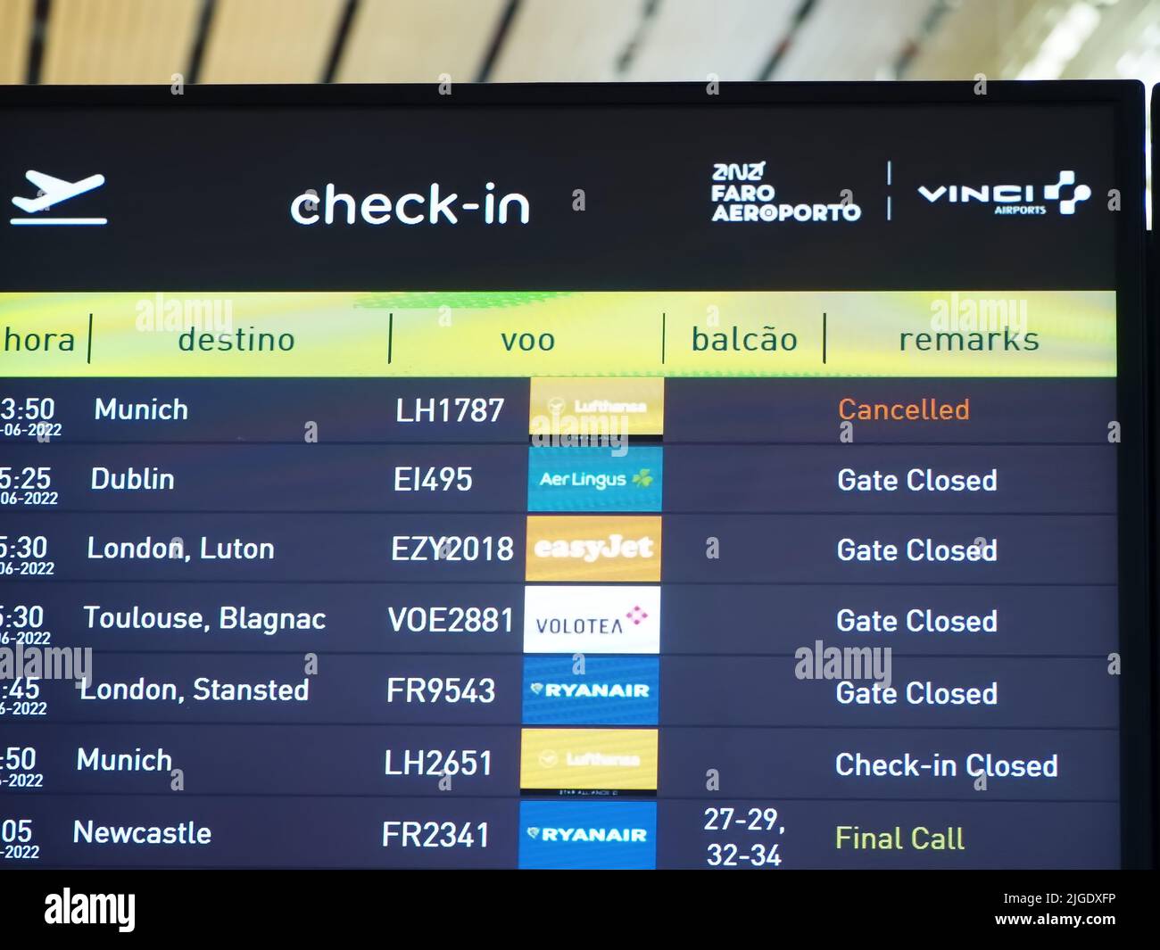 Flight information board at Faro airport Stock Photo - Alamy