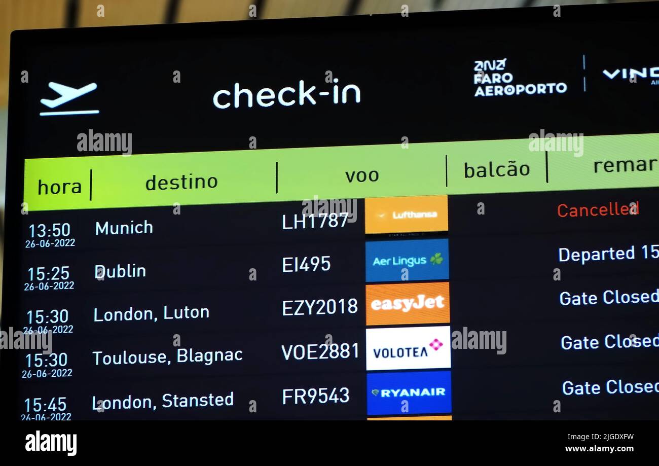 Flight status board in hi-res stock photography and images - Alamy