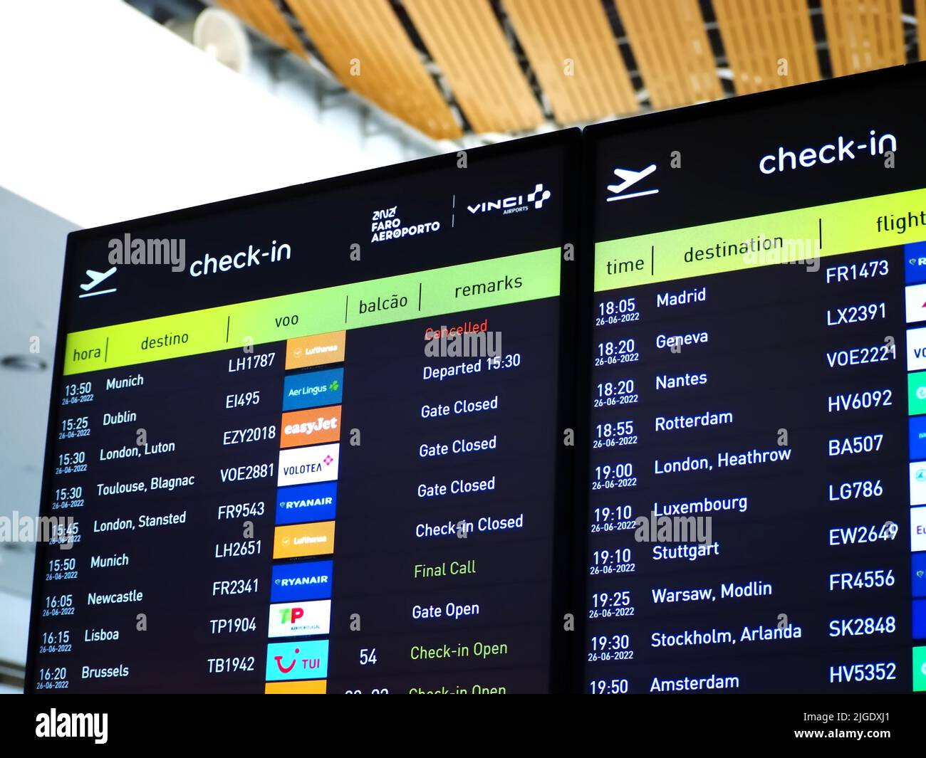 Flight status board hi-res stock photography and images - Alamy